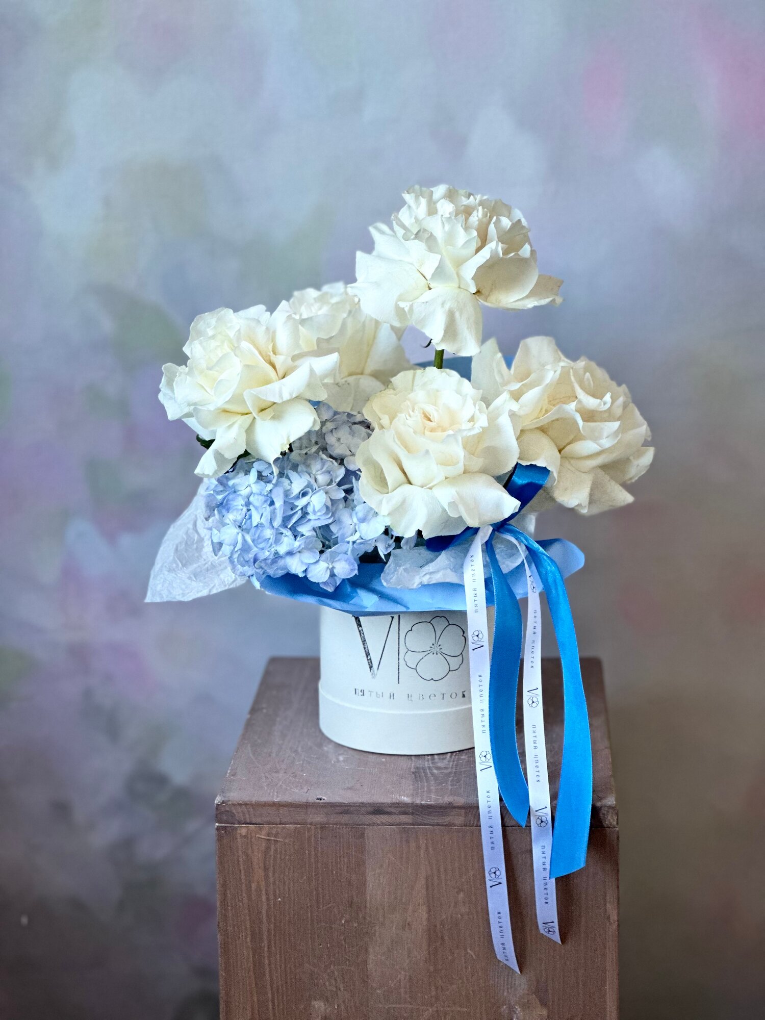Коробка с белыми розами и голубой гортензией