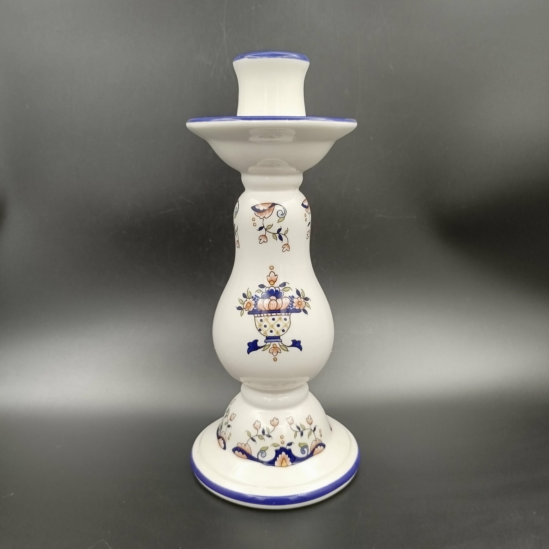 Подсвечник на одну свечу в стиле прованс, украшенный цветочным мотивами, фаянс