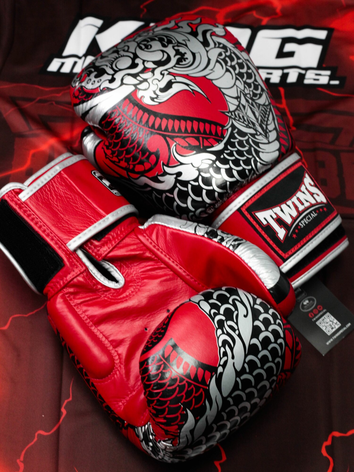 Боксерские перчатки Twins Special FBGV52 Dragon красный-серебристый 14 унций