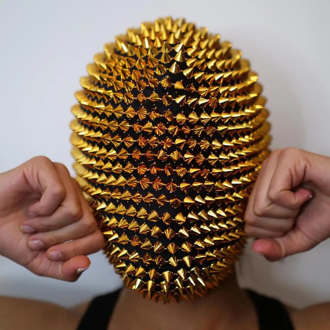 Красная шипованная маска из полиэстера Желтый, Gold