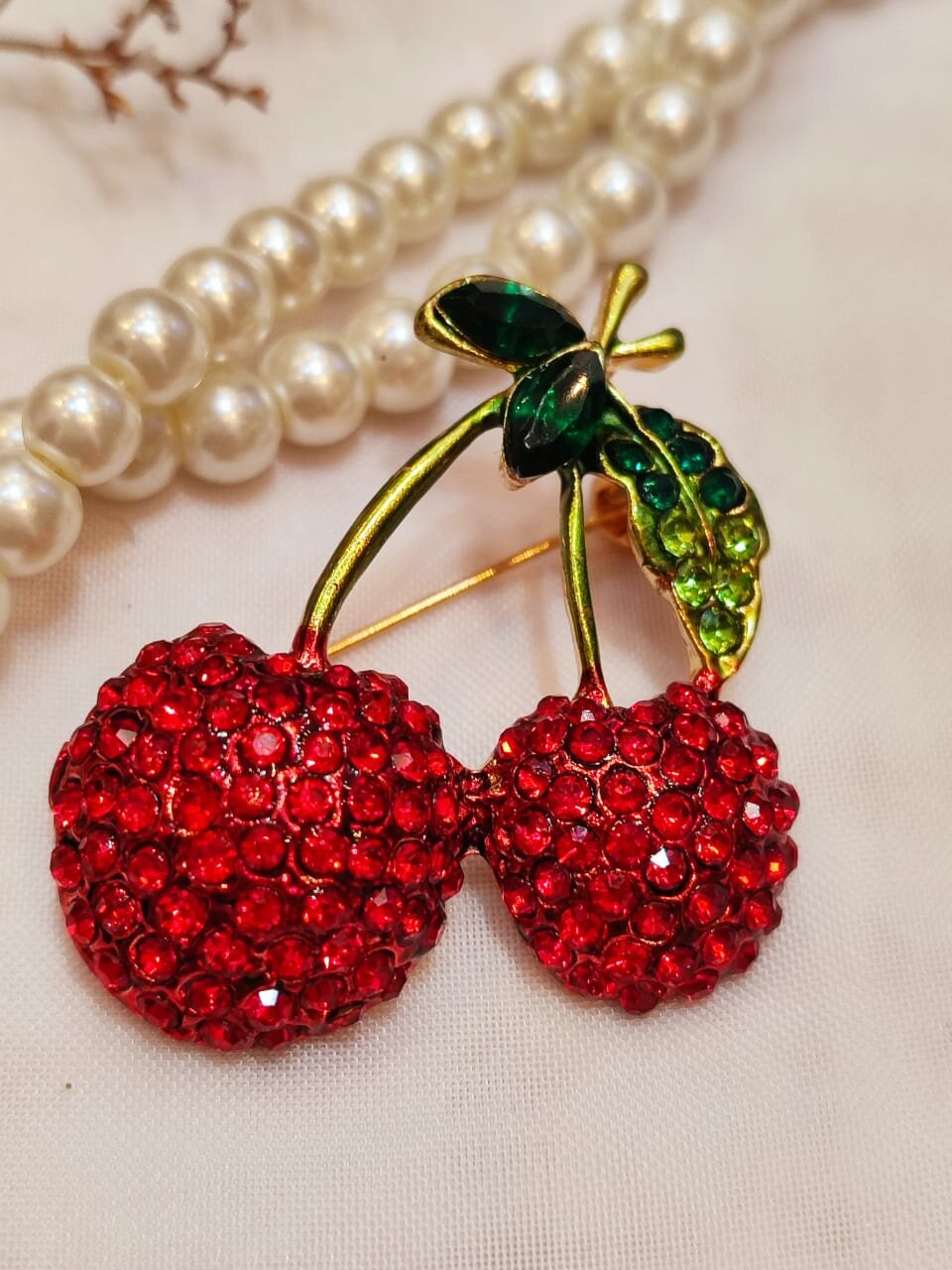 Брошь, стразы