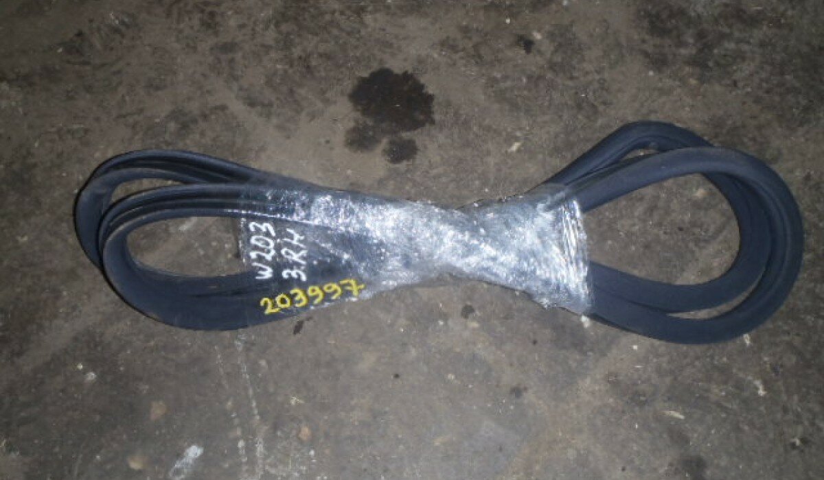 Уплотнитель (внутри) W203 С-klasse Mercedes-Benz