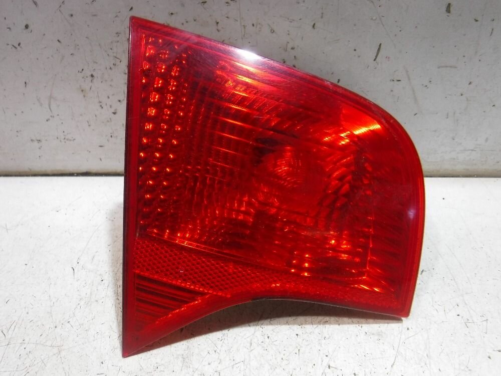Фонарь задний внутренний левый Audi A4 B7 8E9945093