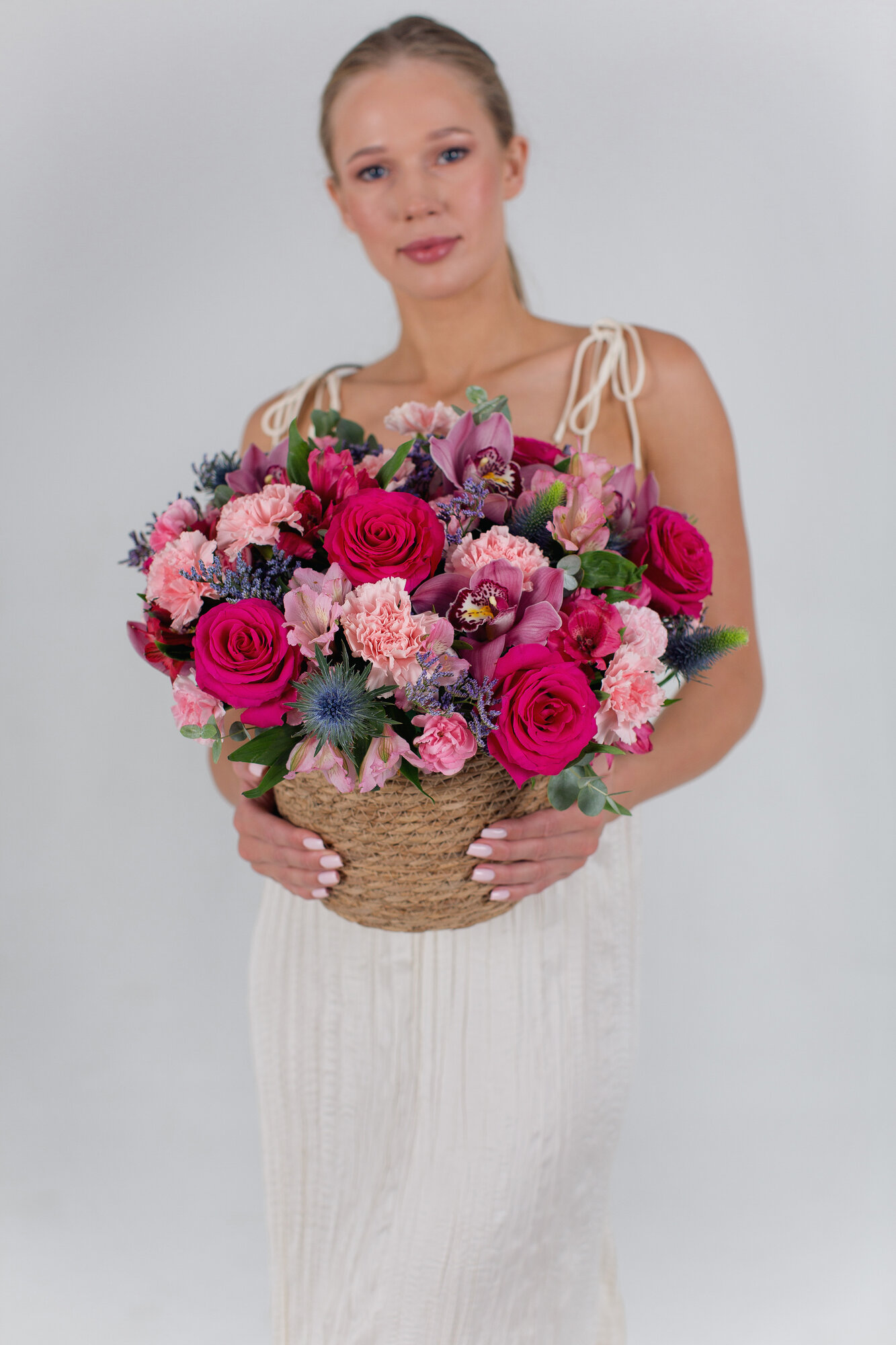 Букет живых ярких цветов в плетеном кашпо малиновая роза, альстромерия, гвоздики Букет 314 Floret размер M