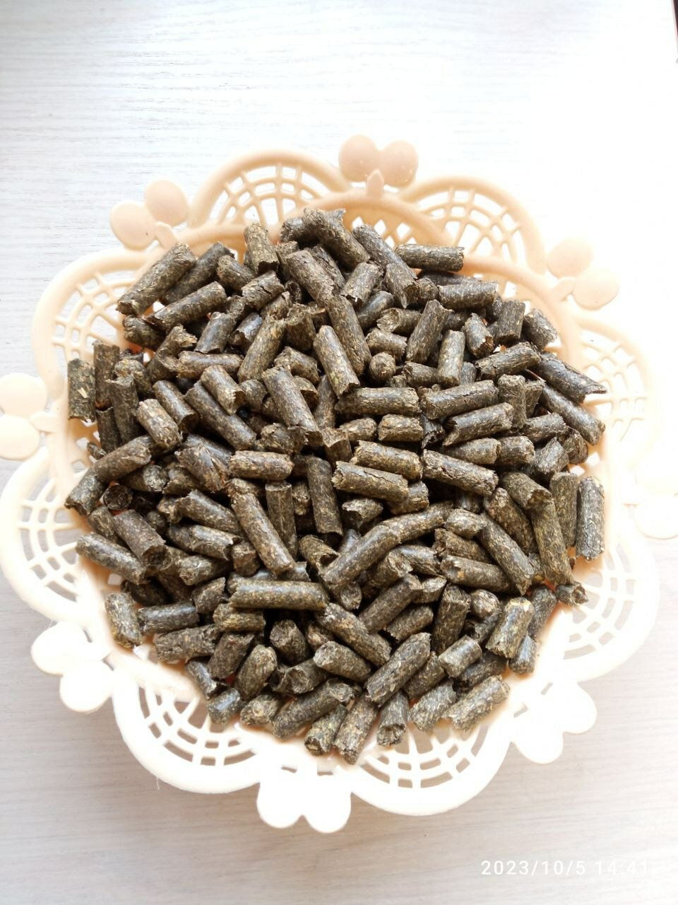 Лакомство для шиншилл, хомяков, морских свинок, дегу, крыс, песчанок ChinZoo люцерна гранулированная 250 гр.