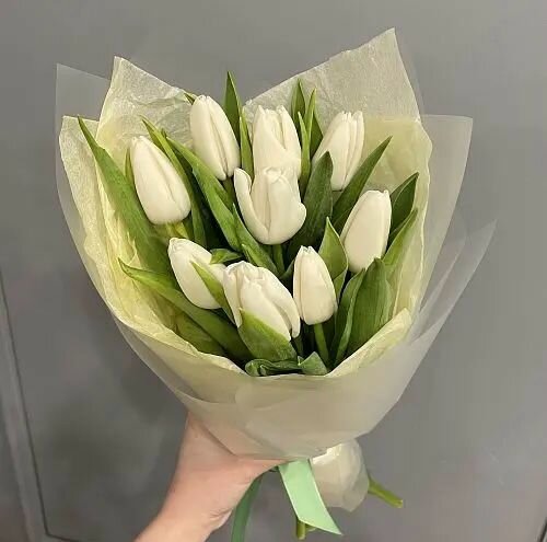 Букет из белоснежных тюльпанов "Утро" от FlowersLab, 9 шт, 40 см