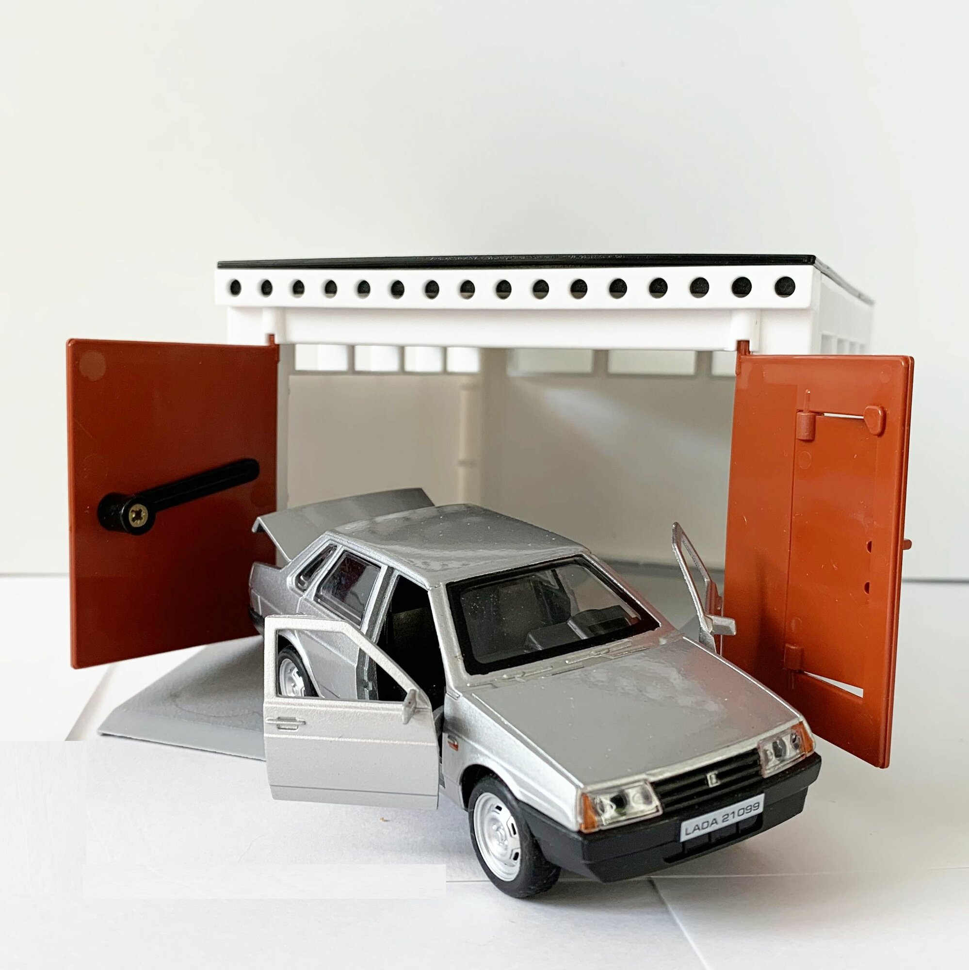 Гараж ретро + машинка модель LADA 21099 (12 см, метал, откр. 2-х дверей и багажника) - серебрисая)
