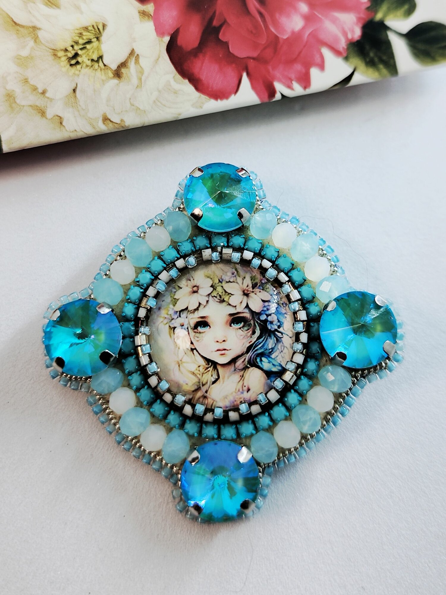 Брошь, стразы, стекло