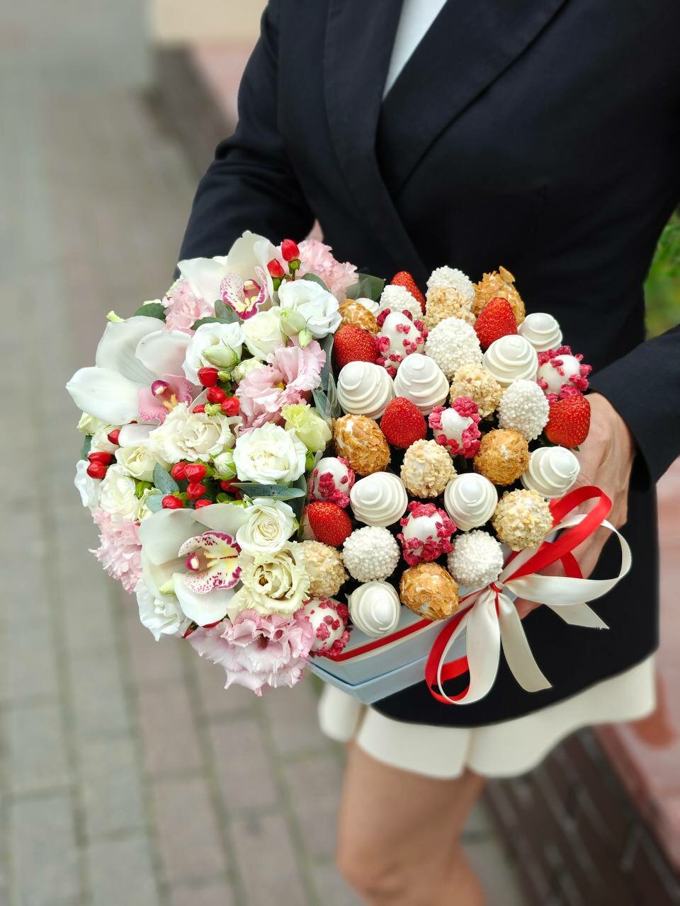 Коробка сердце с клубникой в белом шоколаде, орех, малина, вафля, белый воздушный рис, кустовые розы, Milk 2, 26 см