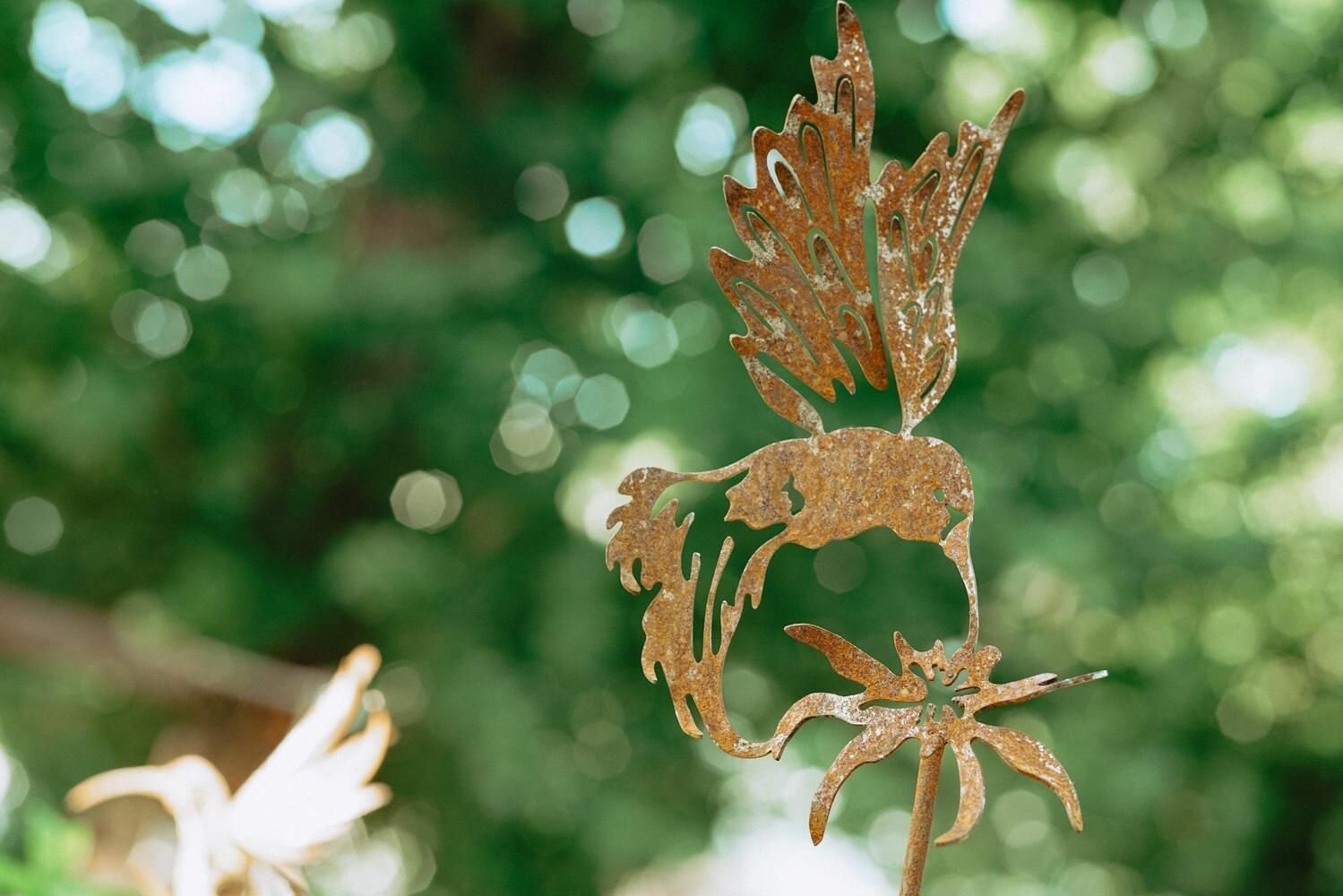 Стик для сада "Колибри с цветком", колибри средь деревьев сада калибром малым зависает