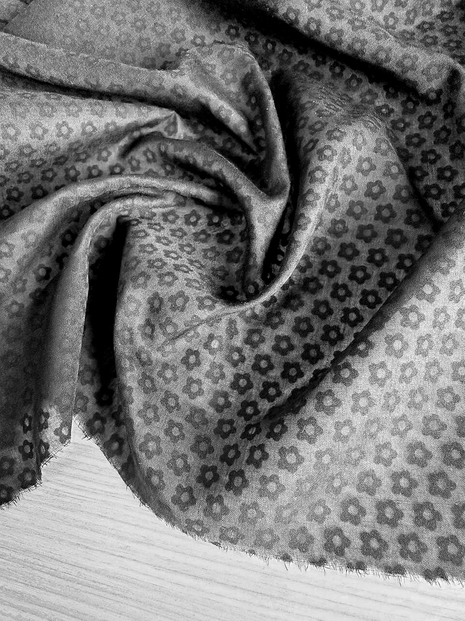 1м. Батист хлопок сорочечный деворе ткань для шитья и рукоделия. Черный. Плотность 70, ширина 150 см.