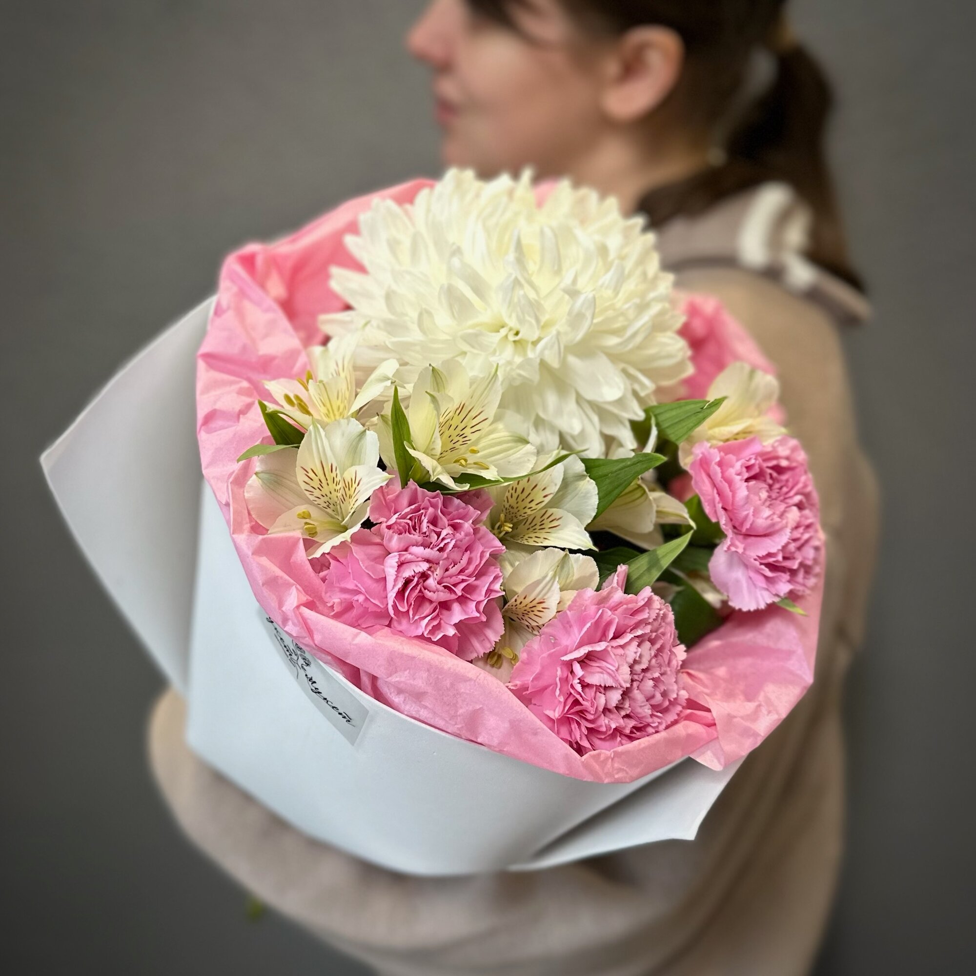 Букет «Комплимент» (хризантема, альстромерия, диантусы) «Букет-Мукет»