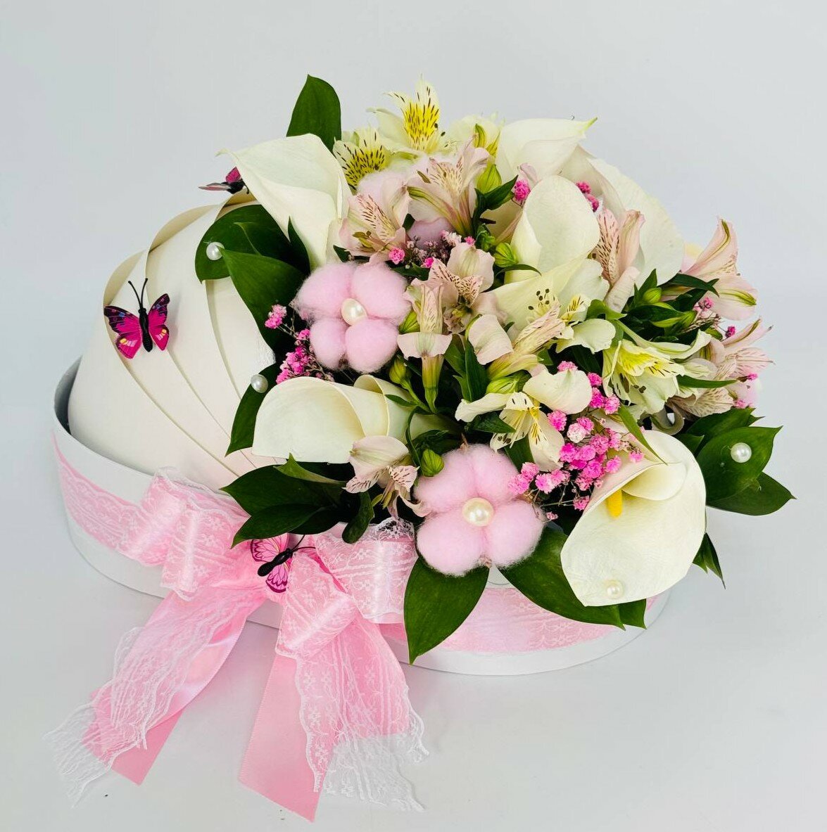 Цветы на выписку из роддома в люльке. Каллы, альстромерия, гипсофила