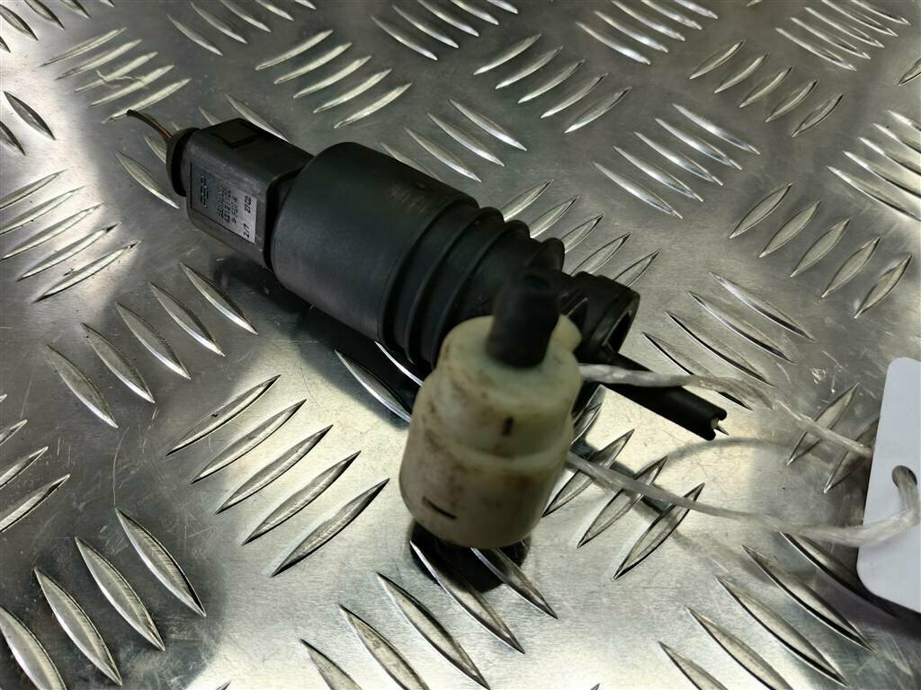 Насос омывателя (Моторчик) Б/У для SUZUKI IGNIS II (2003—2008) 3841086G00