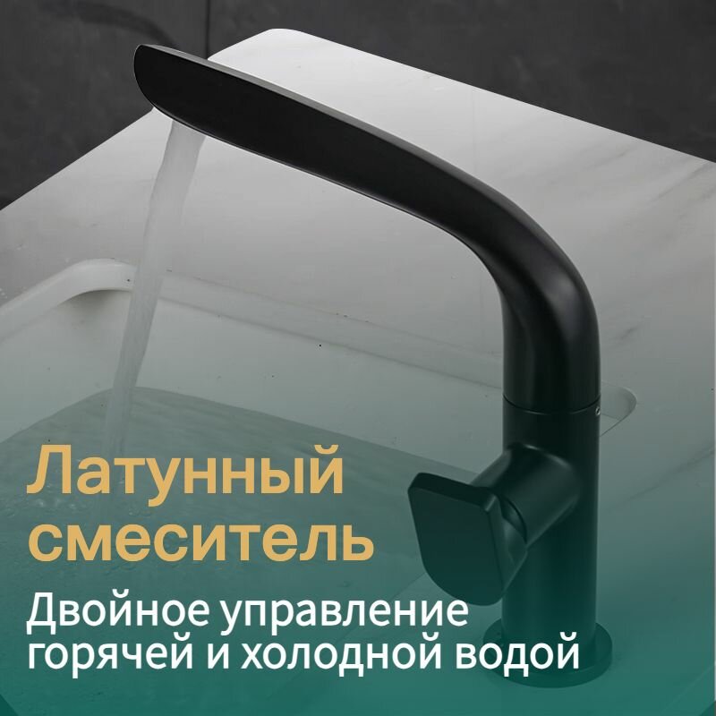 Ванная комната в скандинавском стиле с медным краном для горячей и холодной воды