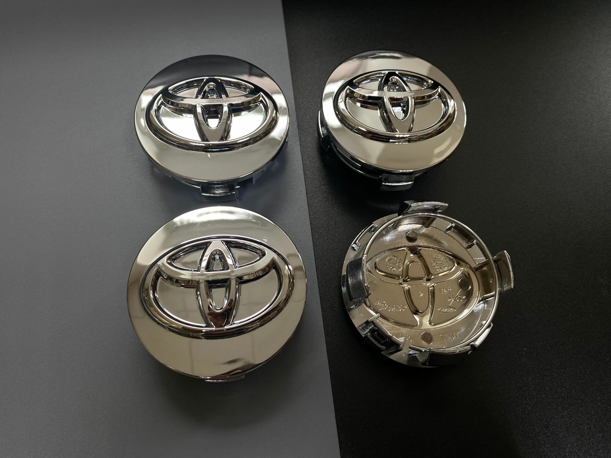 Заглушки диска Тойота/Колпачки для диска TOYOTA 61/60 мм, серый (комплект 4 шт)