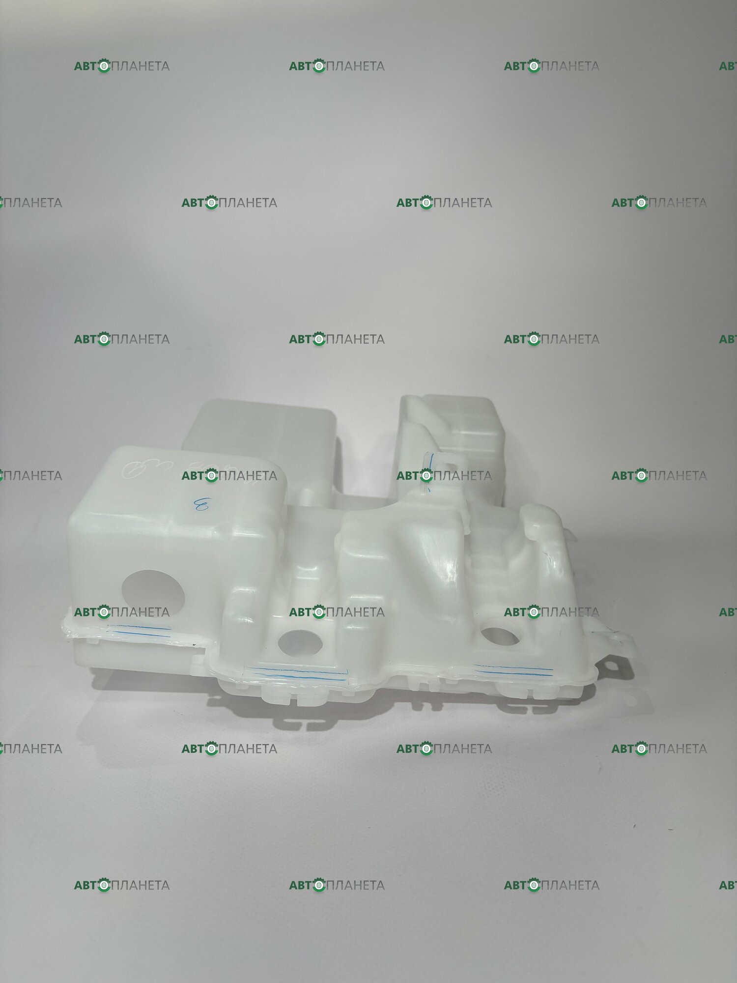 Бачок омывателя Оригинал Mitsubishi 8260A468