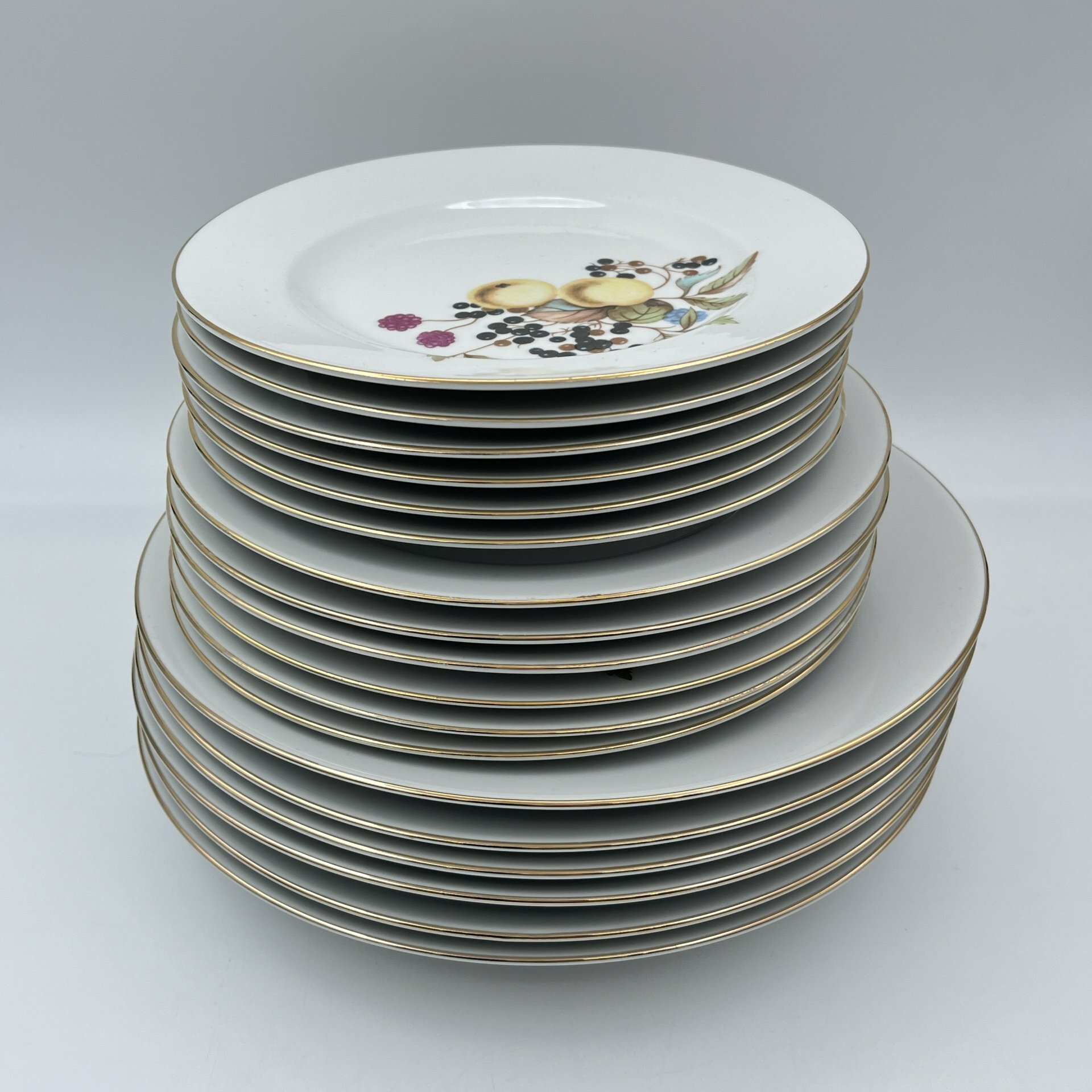 Набор тарелок "Ягоды и фрукты" на 6 персон (18 предметов), фарфор, деколь, золочение