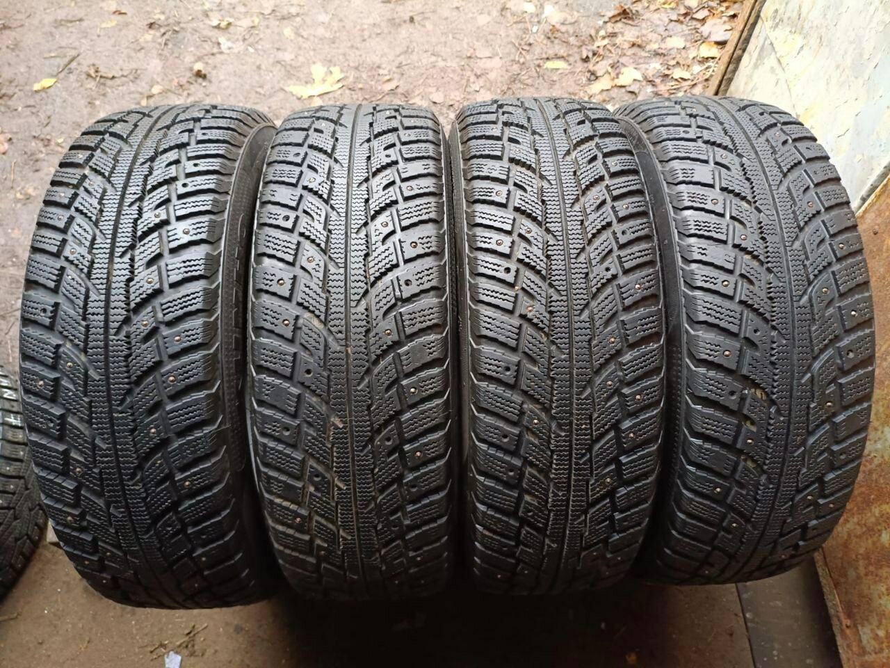 Шины БУ зимние шипованные Kumho I'Zen RV Stud KC16 215/60 R17 100T