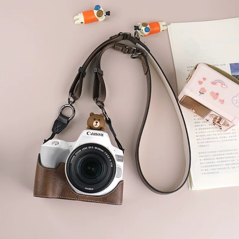 Чехол-защита для Canon EOS 200D II с кожаной текстурой, коричневый цвет, с плечевым ремнем