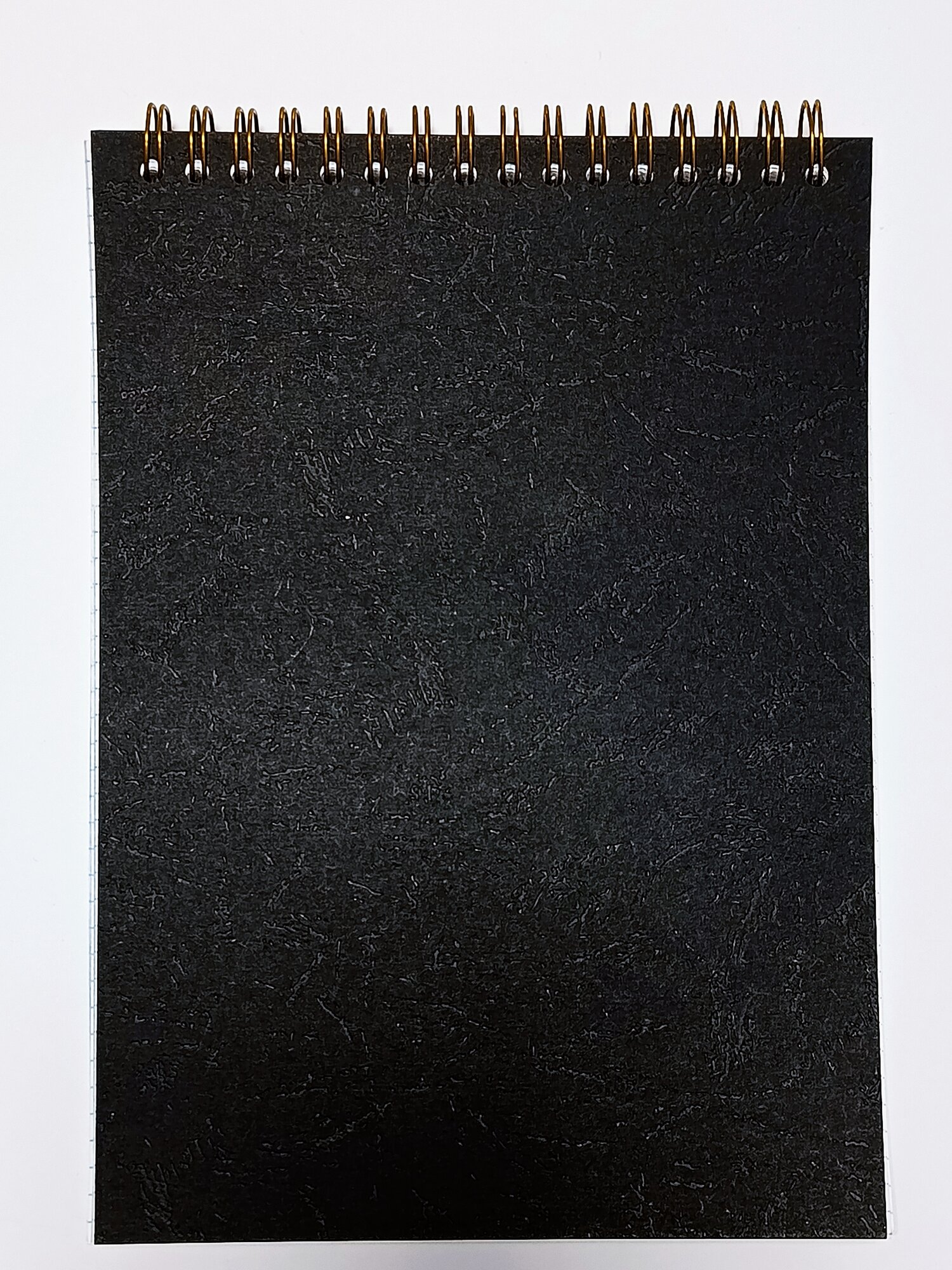 Блокнот А5 в клетку 60л, на металлической золотистой пружине, чёрный с тиснением под кожу