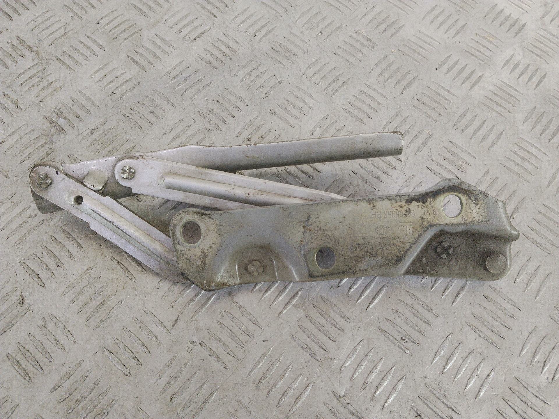 Петля капота правая Opel Vectra B (1995 - 2000) 90508956
