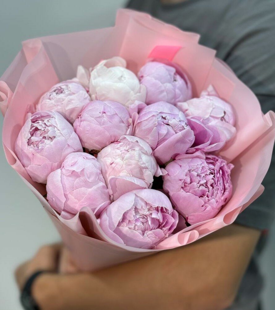 Букет из 11 нежных пионов Пилоу Толк от FlowersGo с эскпресс доставкой