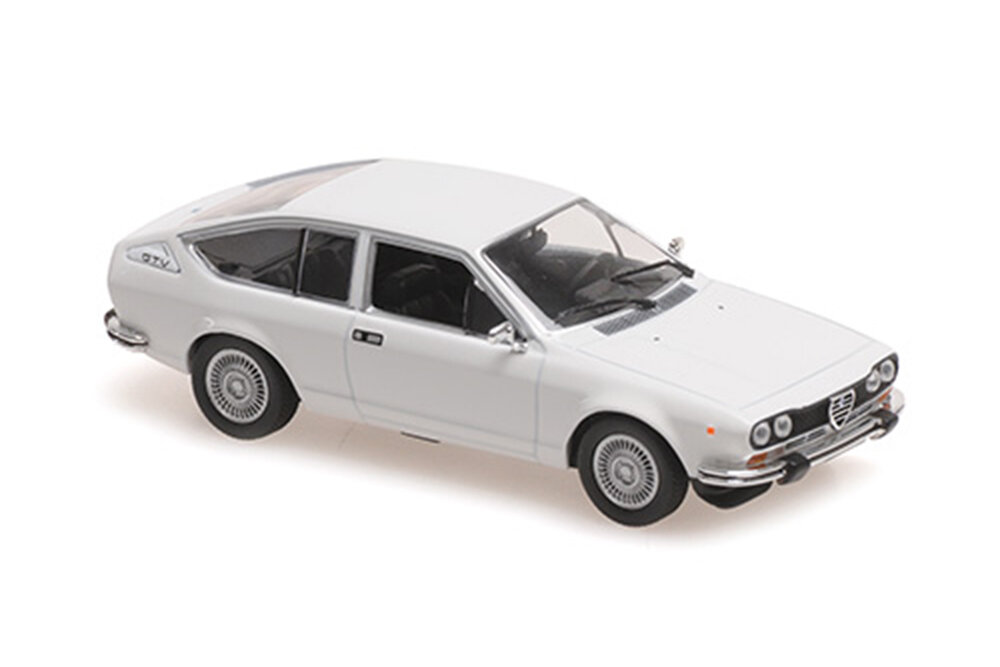 Модель коллекционная MAXICHAMPS Alfa romeo alfetta gtv 1976 white