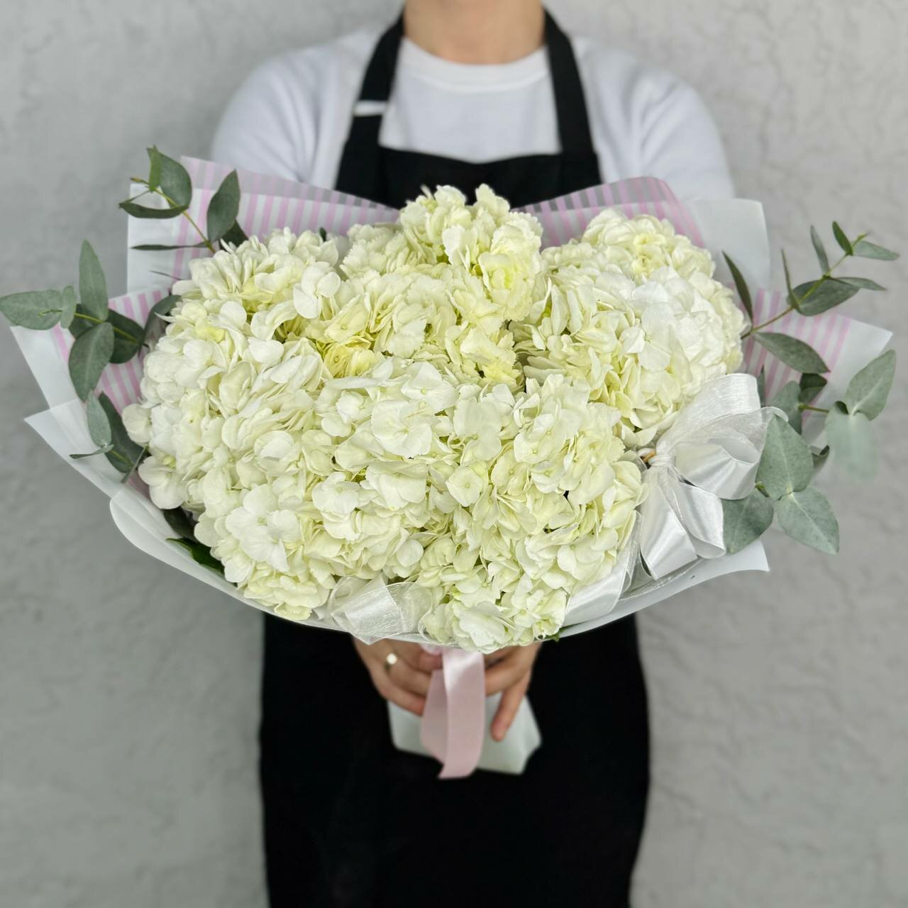 Монобукет Rybe-Flowers, гортензии белые, с эвкалиптом, высота 50см