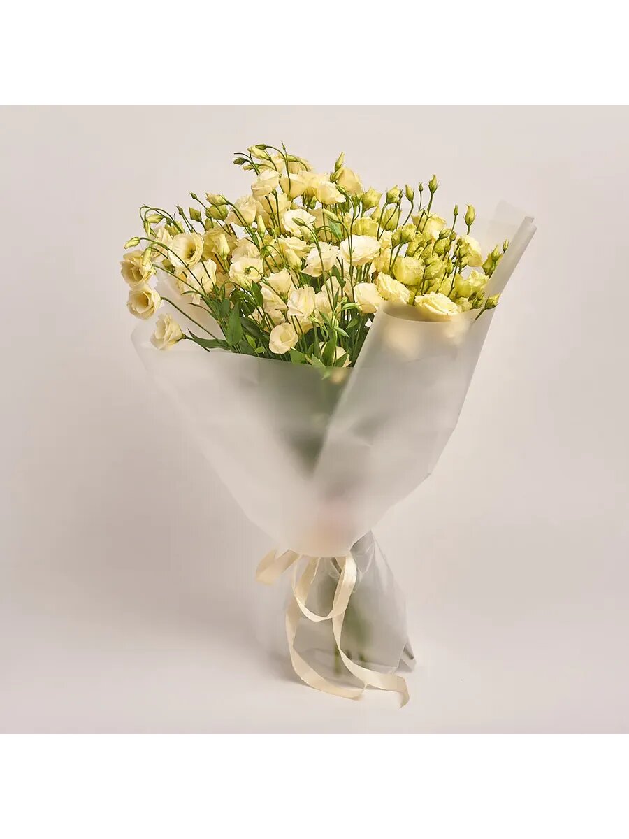 Букет из 15 светло-кремовых лизиантусов в пленке