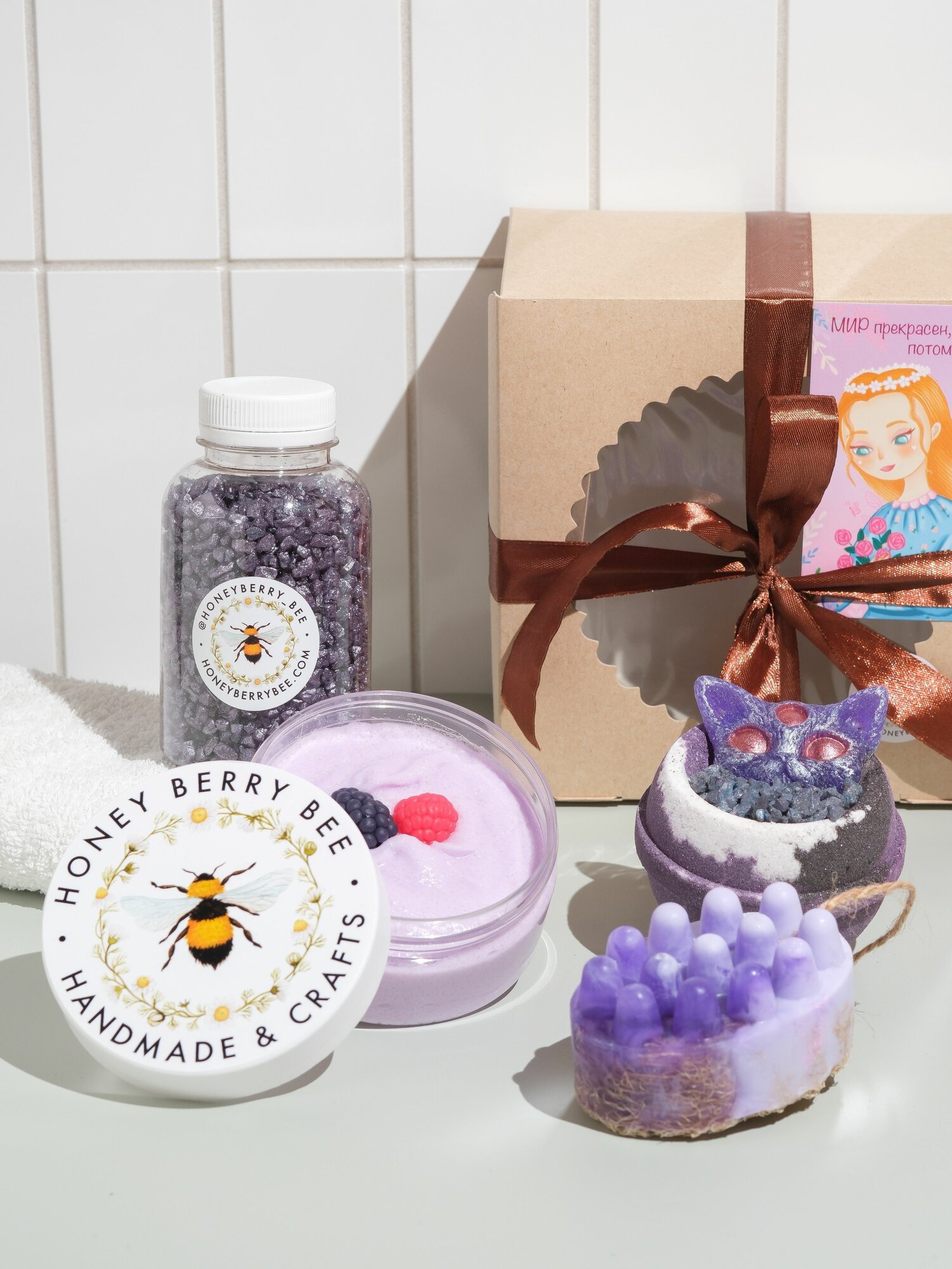 Подарочный спа набор косметики для тела Honeyberrybee Скраб, бомбочка, мыло с люфой, соль с шиммером Бьюти бокс
