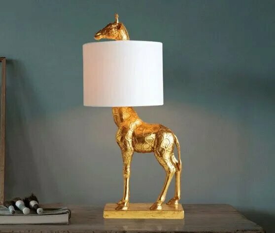 Настольная лампа из смолы с жирафом