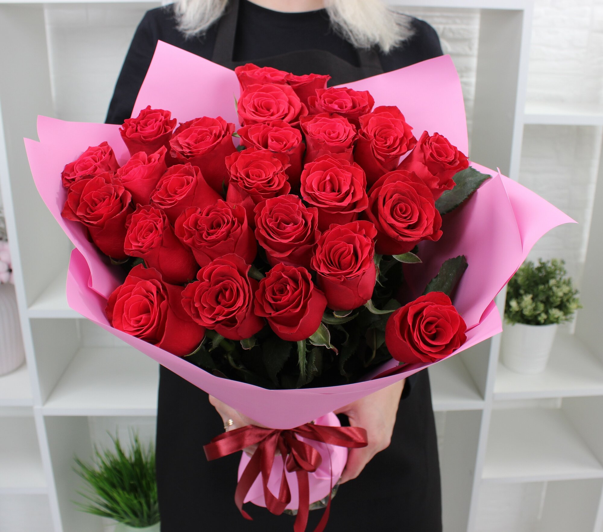 Монобукет THE FLOREAL красная роза 25 штук, высота 60 см, с бантом