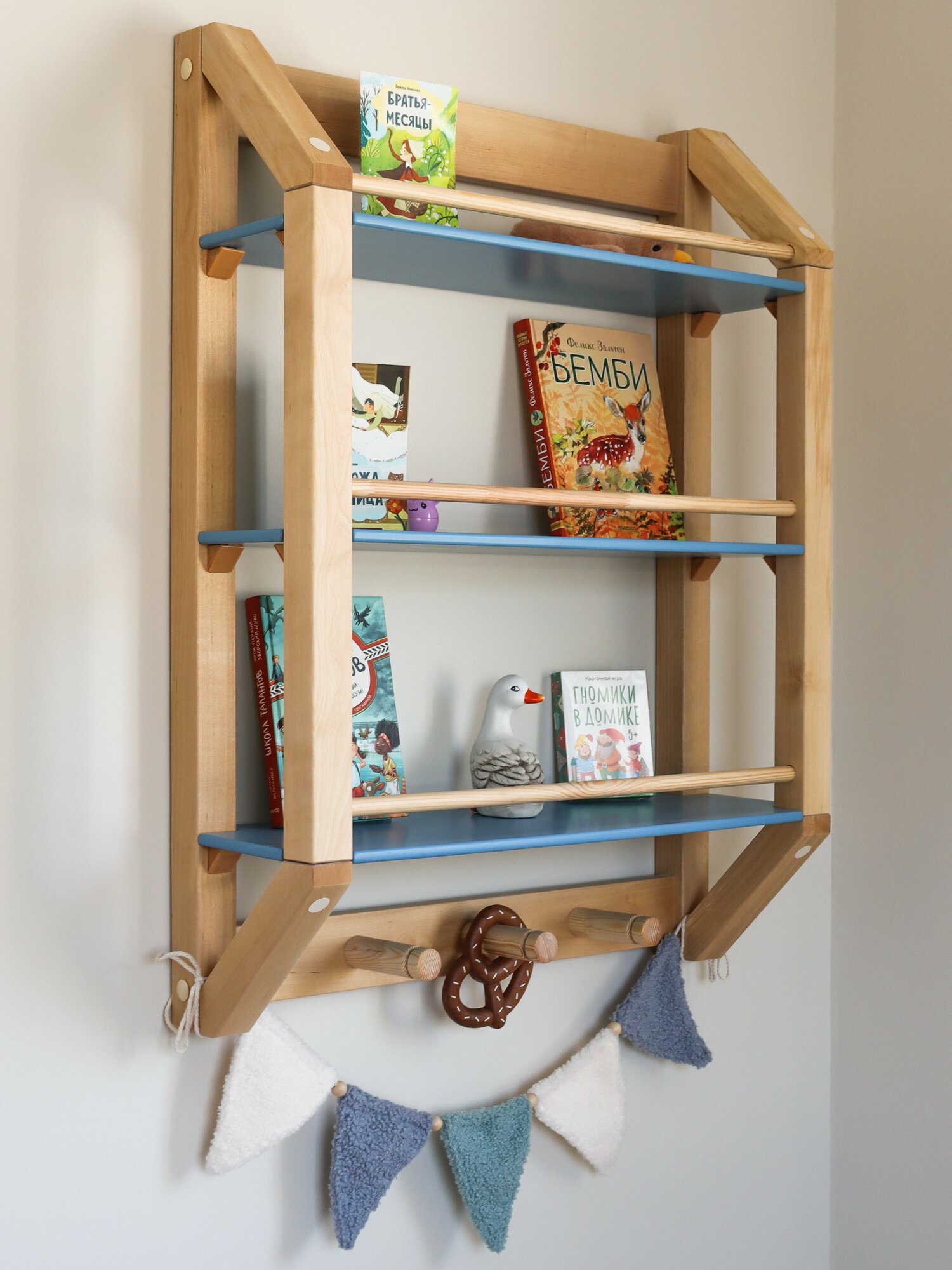 Настенная полка для книг и игрушек в детскую комнату монтессори
