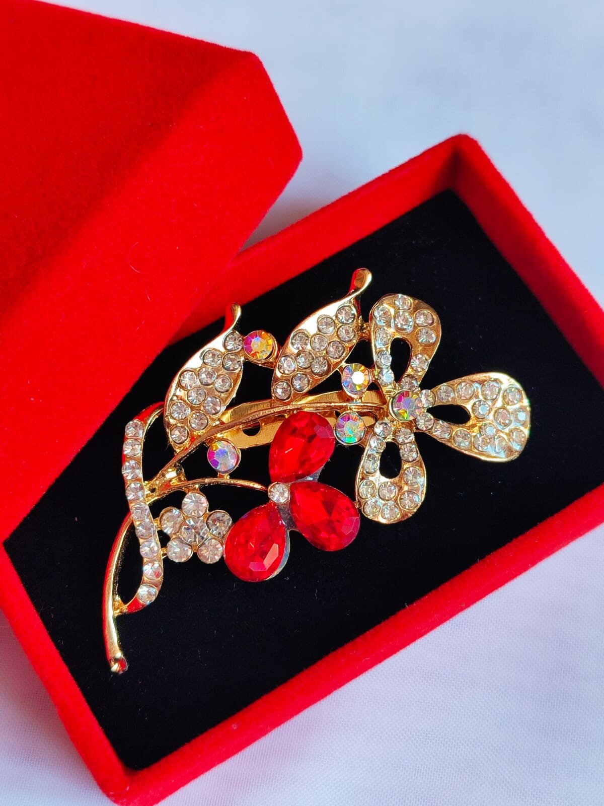 Брошь, стразы