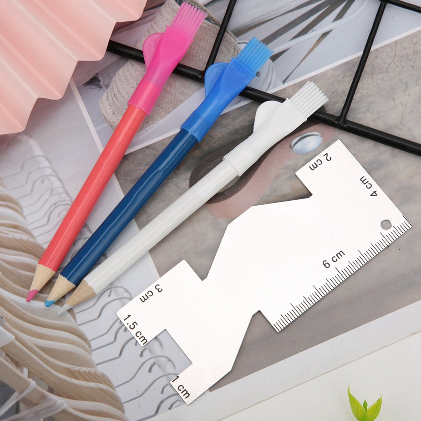 Металлическая Портативная Линейка для Швейки, Ручной Калипер, Пенал для Швея с Щеткой, Аксессуары для Швейных Машин, Размер Линейки: Длина 10см, Ширина 4см, Пенал для Швея: Длина 12см, Вес 20г, Пакет Включает 1 Линейку и 3 Пенала с Щеткой