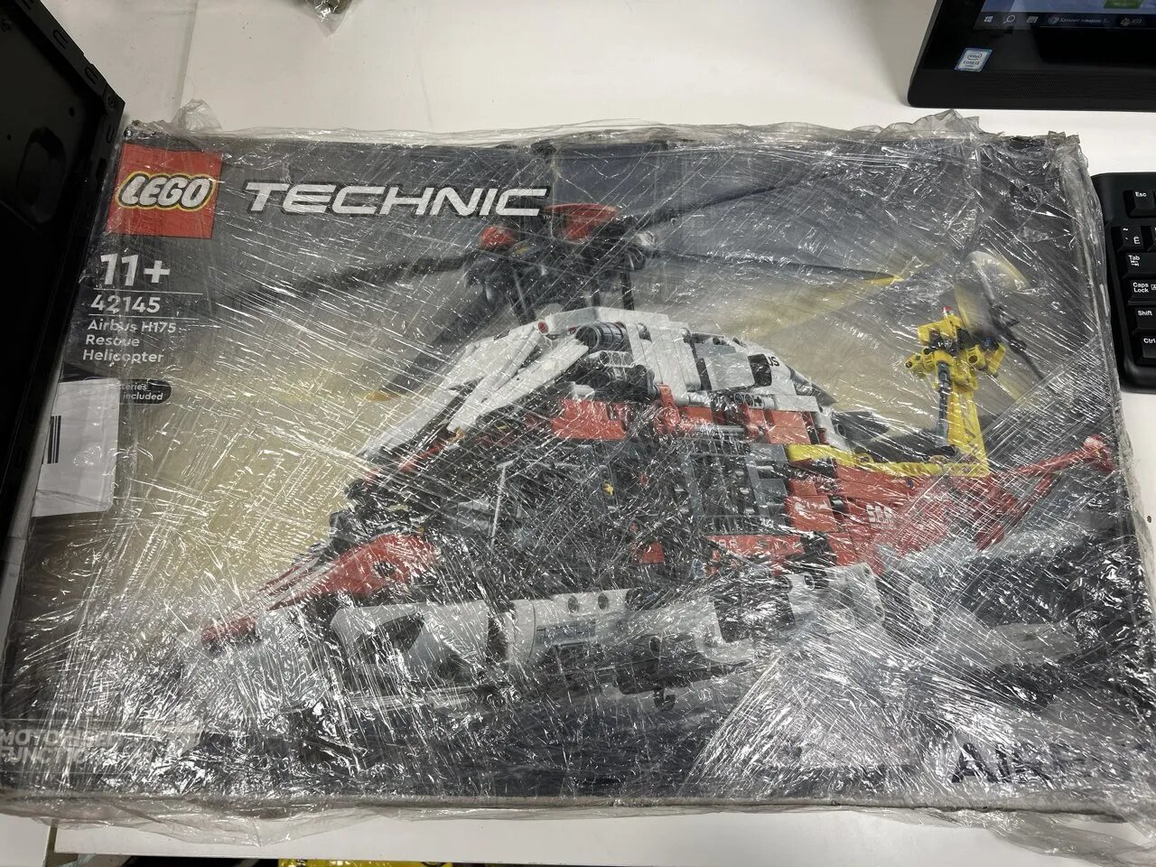 Конструктор LEGO Technic 42145 Airbus H175 Rescue Helicopter Спасательный вертолет уценка ( повреждение коробки )