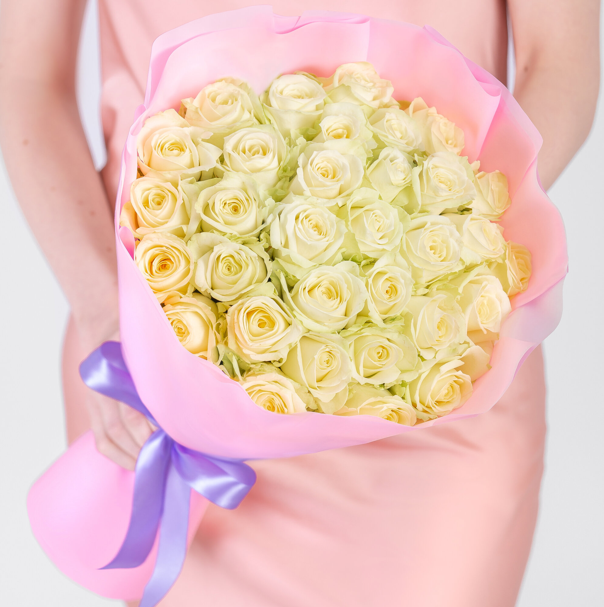 Букет Мегацвет24 "Аваланж", 35 роз, 40 см, в дизайнерской плёнке, белый