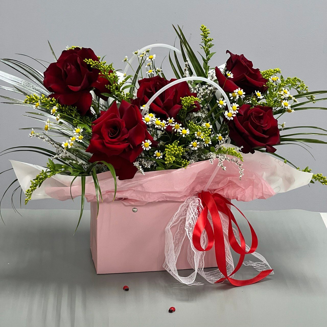 Букет красных французских роз в сумочке с полевыми ромашками танацетум, подарок на день всех влюблённых