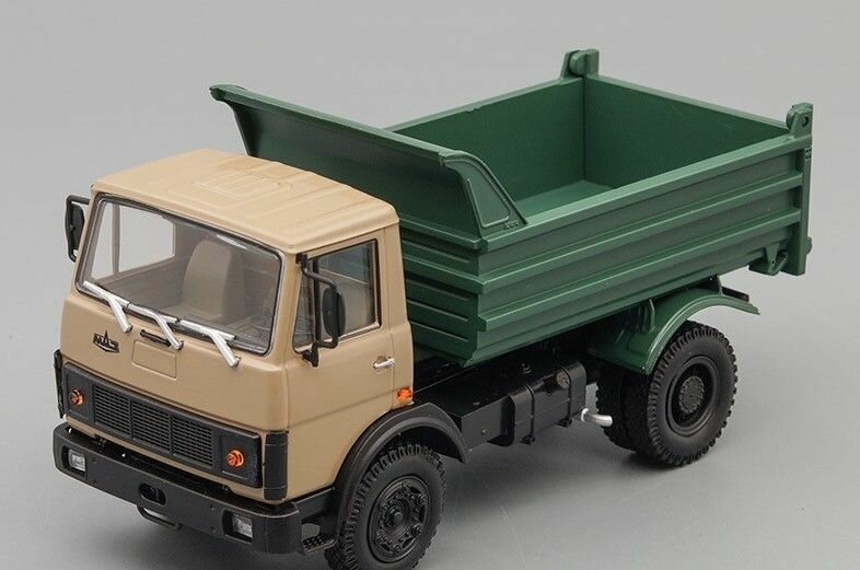 Масштабная модель грузовика коллекционная Минский 555102 самосвал (1988-1993), бежевый / зеленый