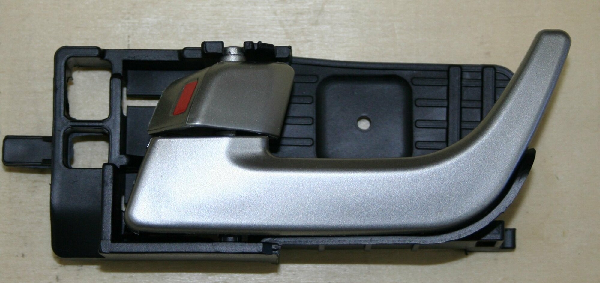 Ручка двери внутренняя левая Geely Emgrand EC7 [1.5 16V 5MT седан] 1068002029