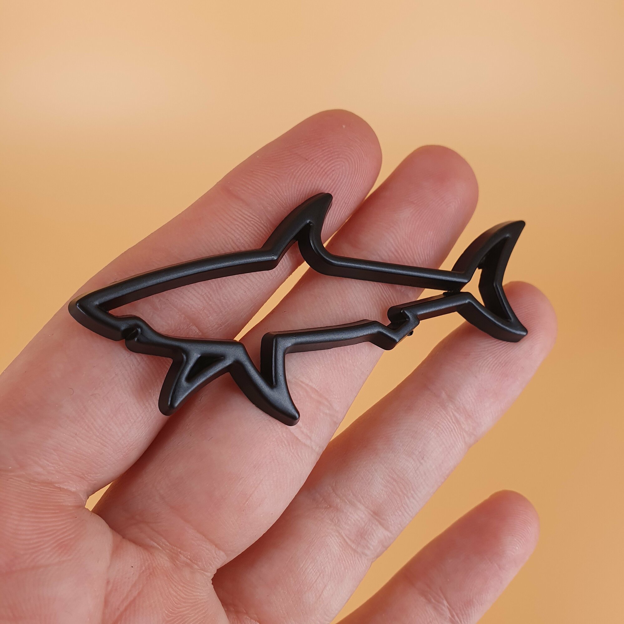 Эмблема Акула металлическая для авто, черная матовая 7.7 х 3.6 см