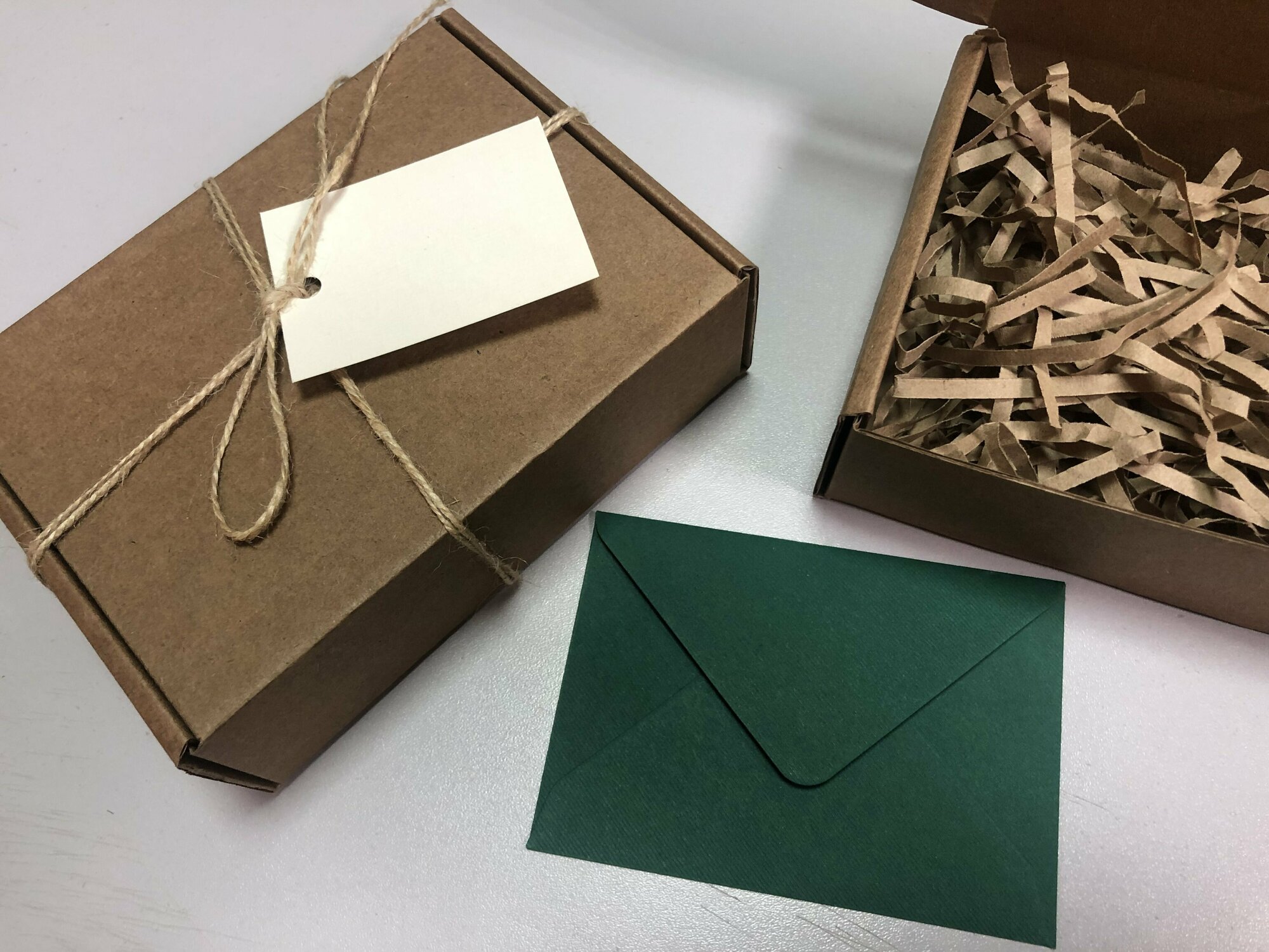 Подарочная коробочка Драйв Директ 14х10х4,5 см "Крафт с зеленым хвойным" с наполнителем, подарочным конвертом и открыткой