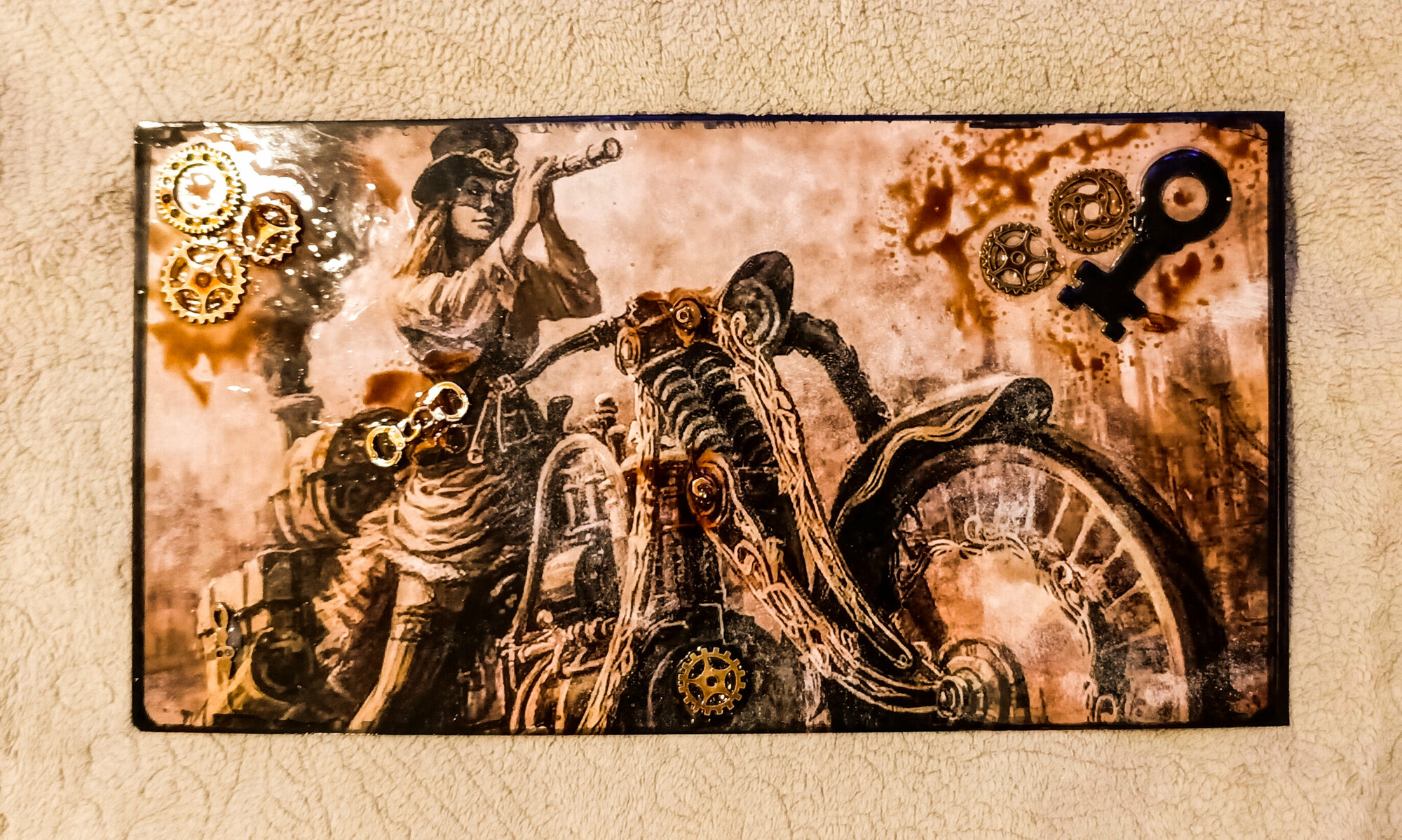 "Байкерша-стимпанкер" - картина на металле от бренда. Под заказ. Закажите у нас в магазине, на площадке Яндекс Маркета.