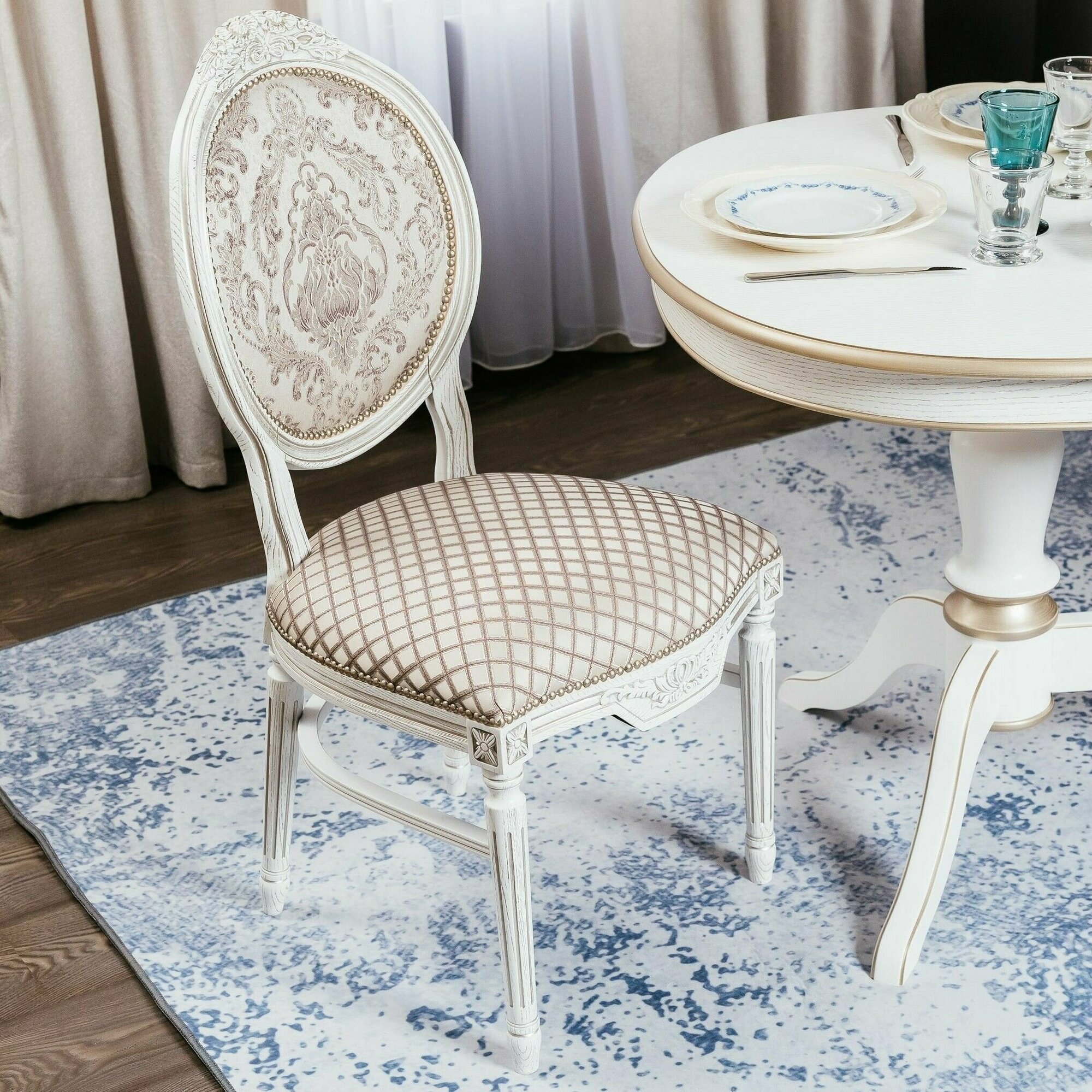 Стул деревянный Венеция для кухни с мягким сиденьем со спинкой для дома для дачи классический из массива дуба белый, эмаль белая, серебряная патина