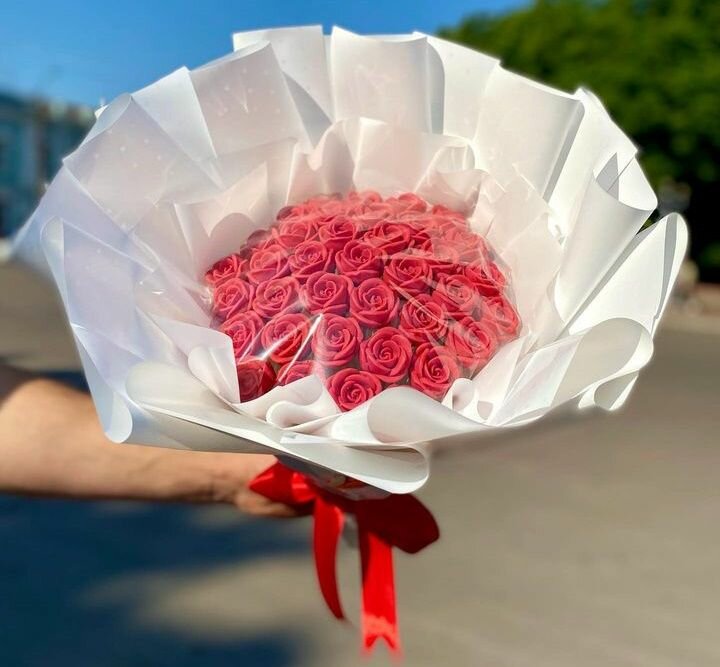Сладкий букет из конфет красные шоколадные розы белая упаковка ТД НебыковА SND39
