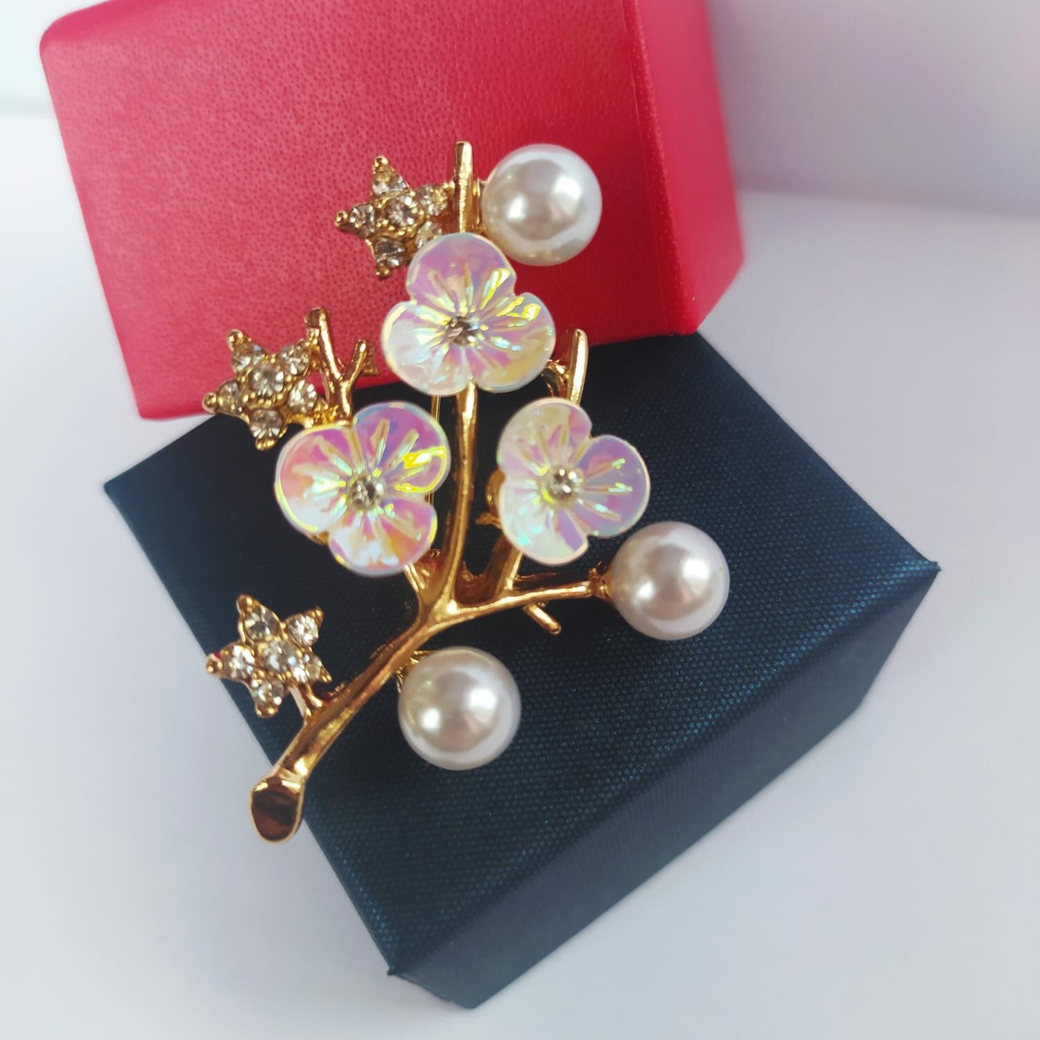 Брошь, стразы, пластик