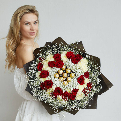 Букет Venus in Fleurs "Микс цветов", 61 цветок, с конфетами Ferrero