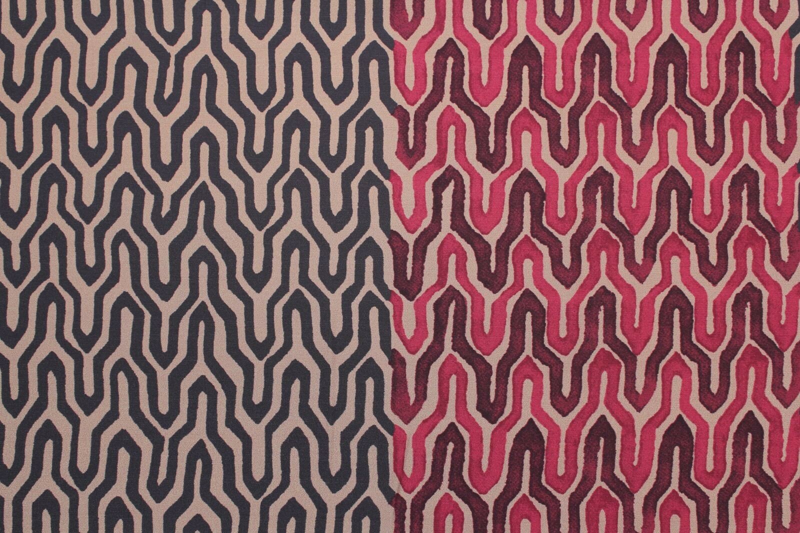 Ткань Шёлк-креп на атласе Missoni зиг-заг рисунок бордового и сине-фиолетового цвета на розовато-бежевом фоне, ш138см, 0,5 м