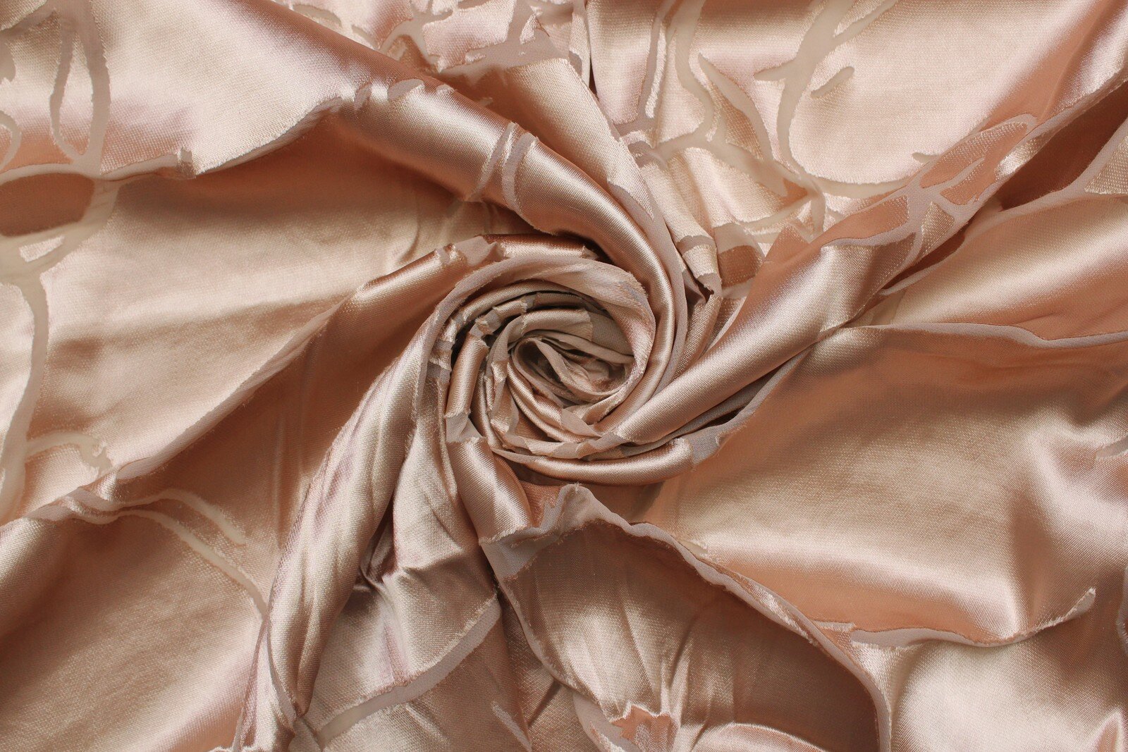 Ткань Атлас-деворе приглушённый бежево-розовый с крупным цветочным узором «Розы», ш136см, 0,5 м